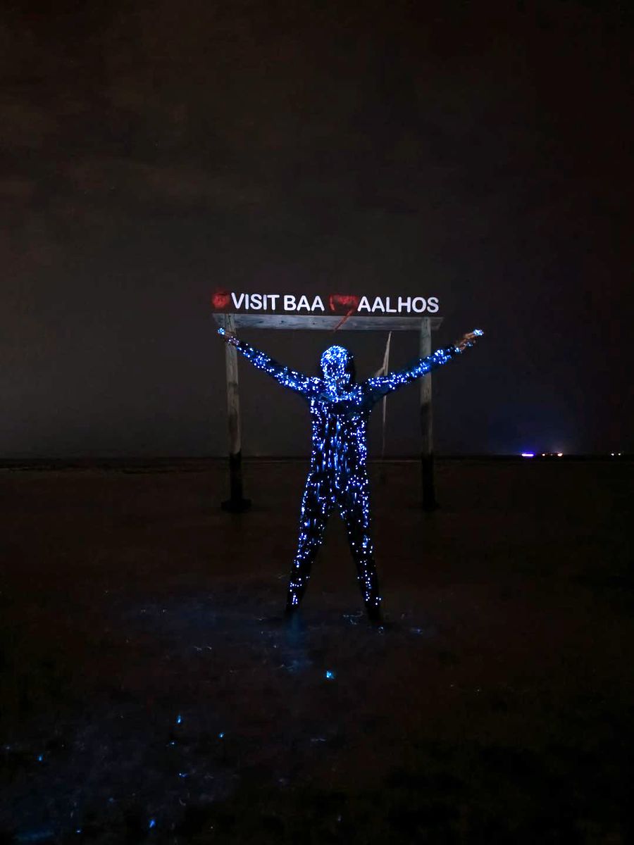 Redhan Man Illuminates Maldives Glowing Beach - A Display of Sea of ...